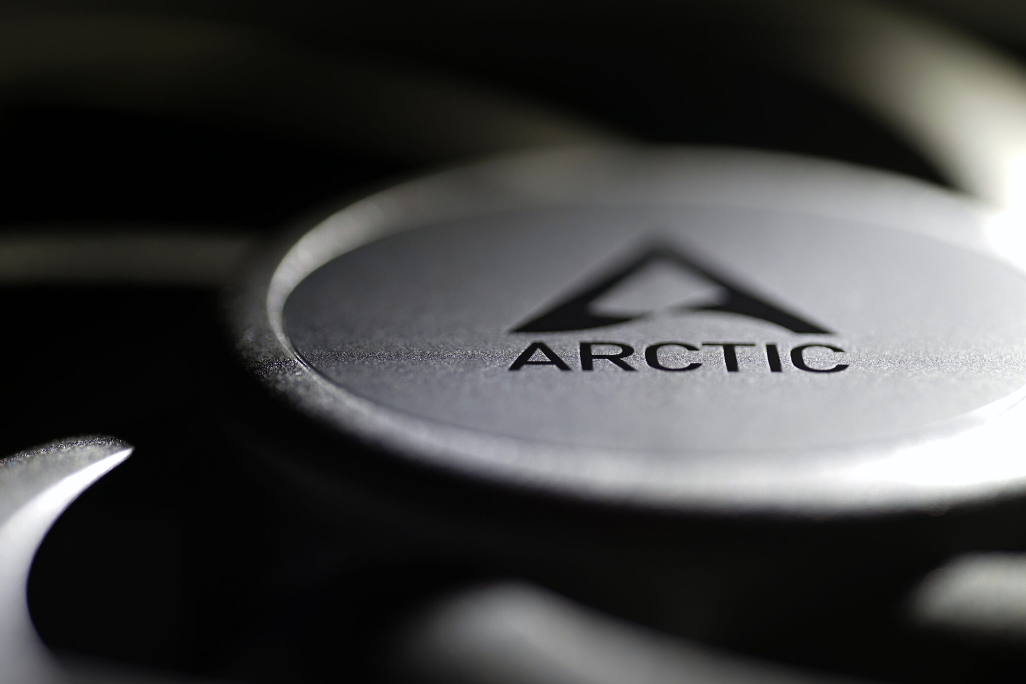 Arctic P12 Pro: Key to „noiselessness“ is in 7 blades - HWCooling.net