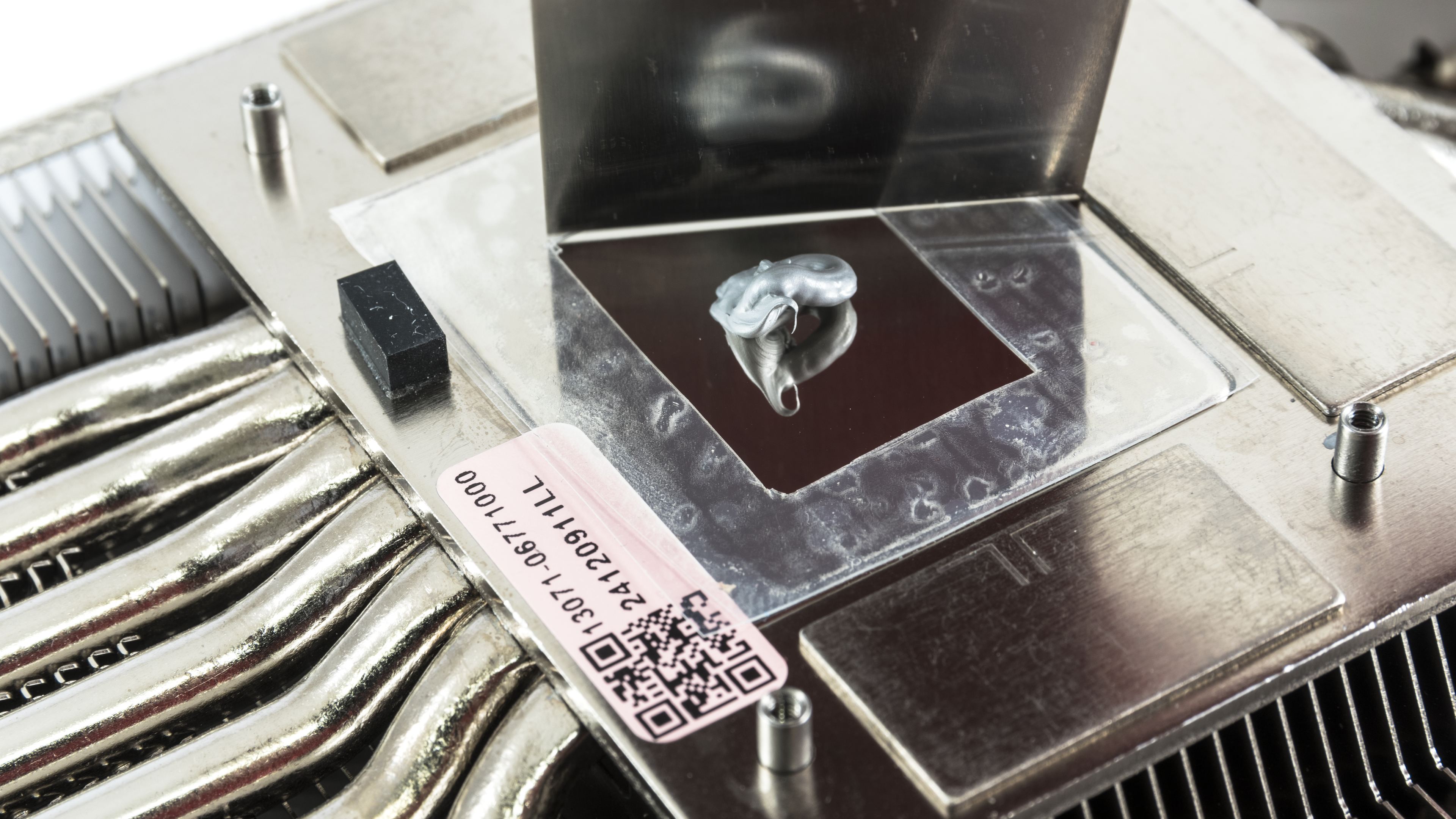 Asus TUF RTX 5070 Ti: A Closer Look at Thermal Paste Effects - Applying ...