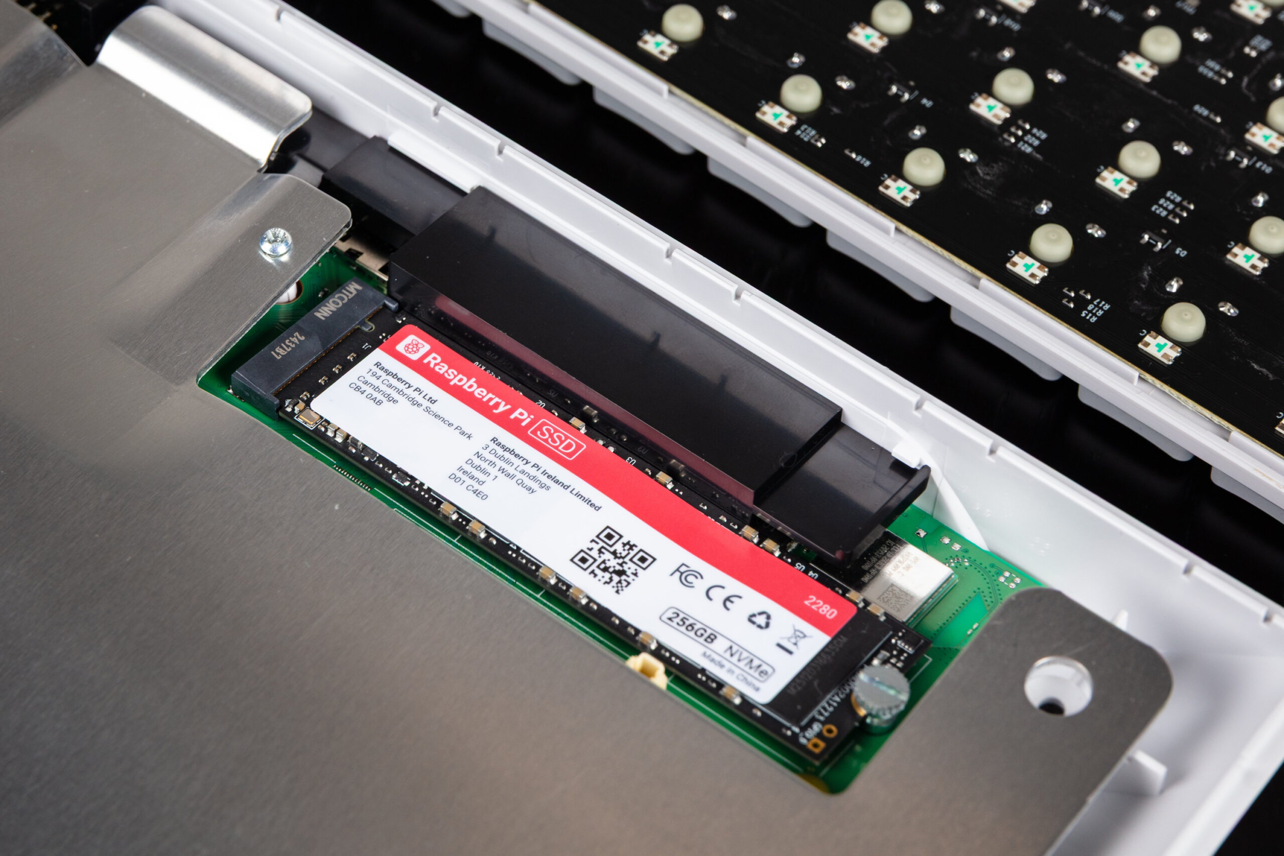 Počítač Raspberry Pi 500+ už má M.2. A mechanickou klávesnici ...