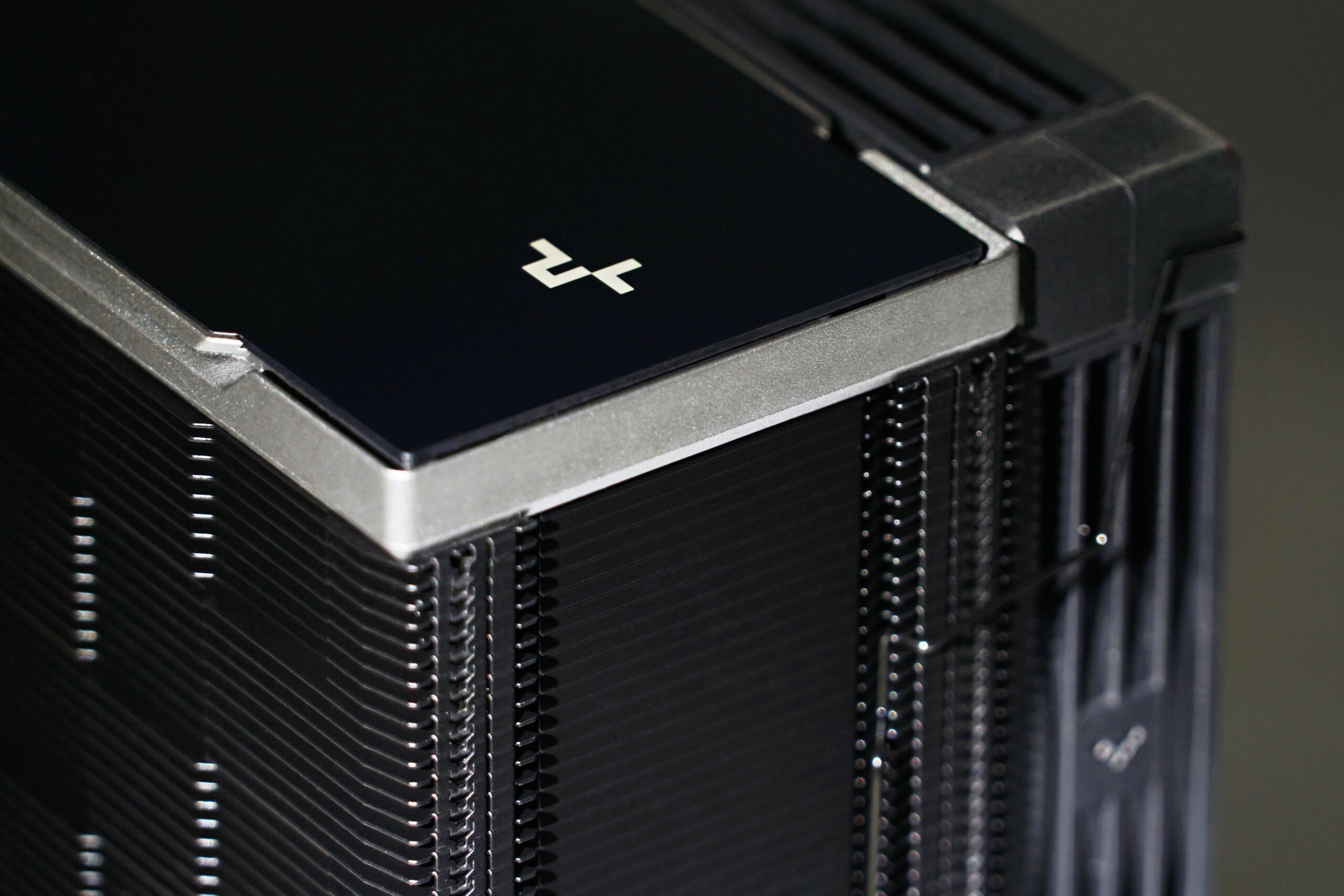 DeepCool AK700 Digital NYX: Jedna hrubšia veža (s displejom ...